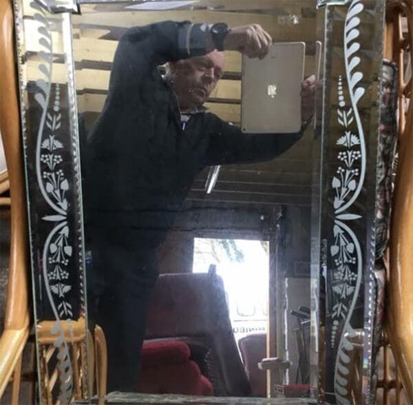 25 People Selling Mirrors Who Forgot How Mirrors Work